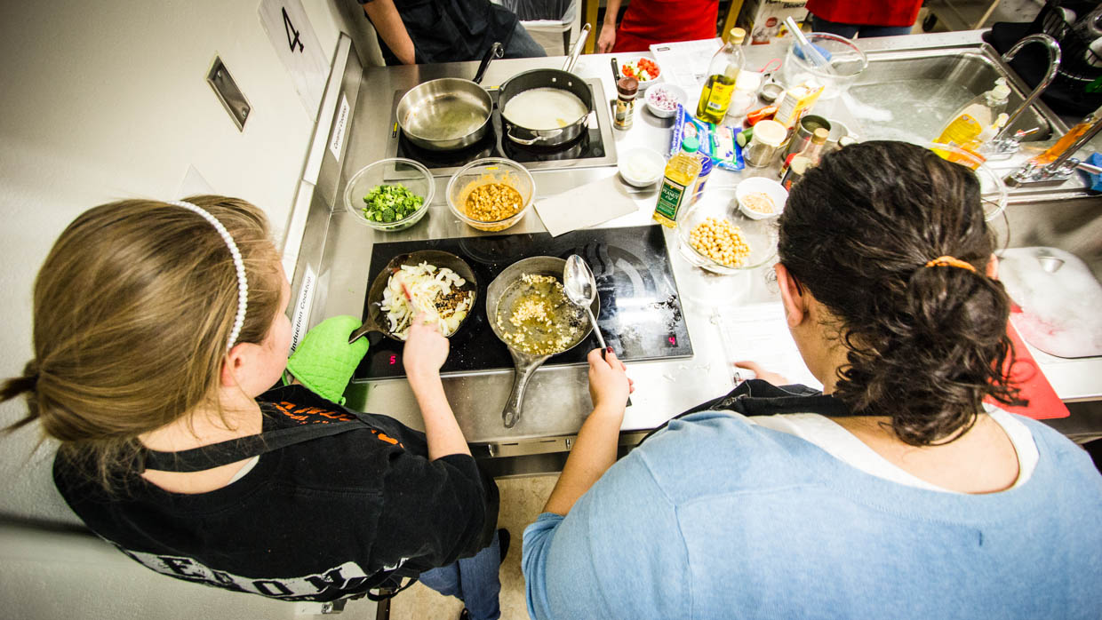 Students teach students how to cook healthy, easy meals