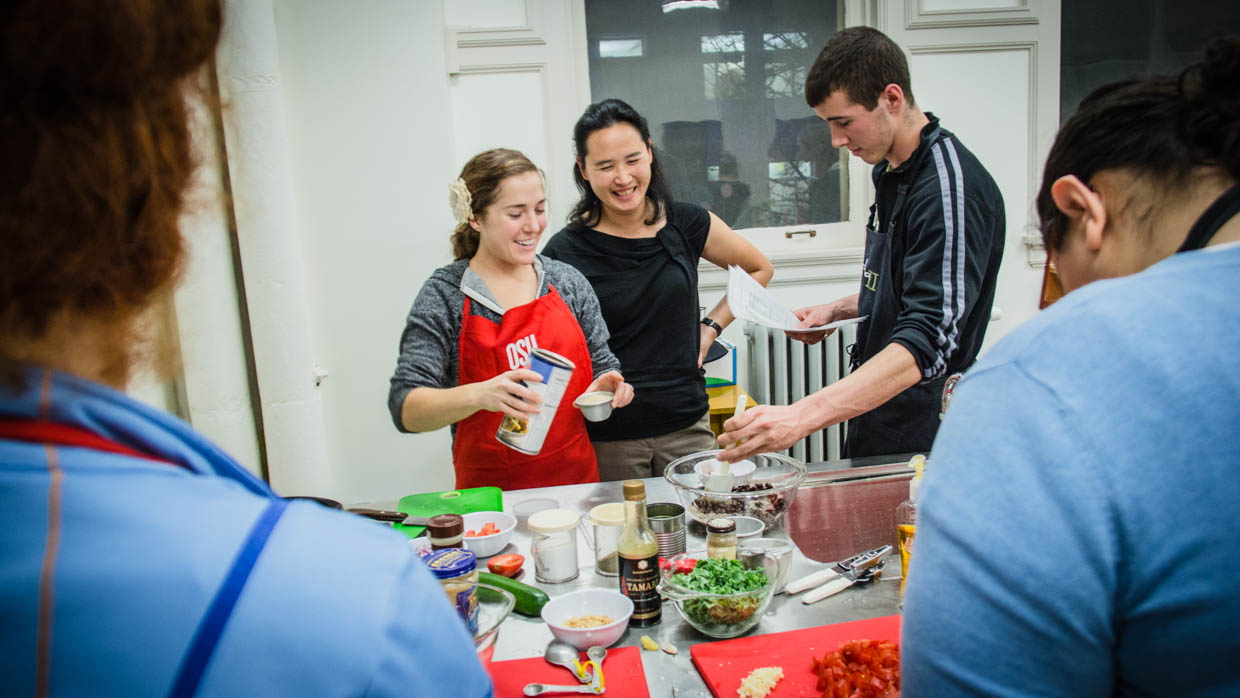 Students teach students how to cook healthy, easy meals