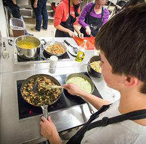 Students teach students how to cook healthy, easy meals
