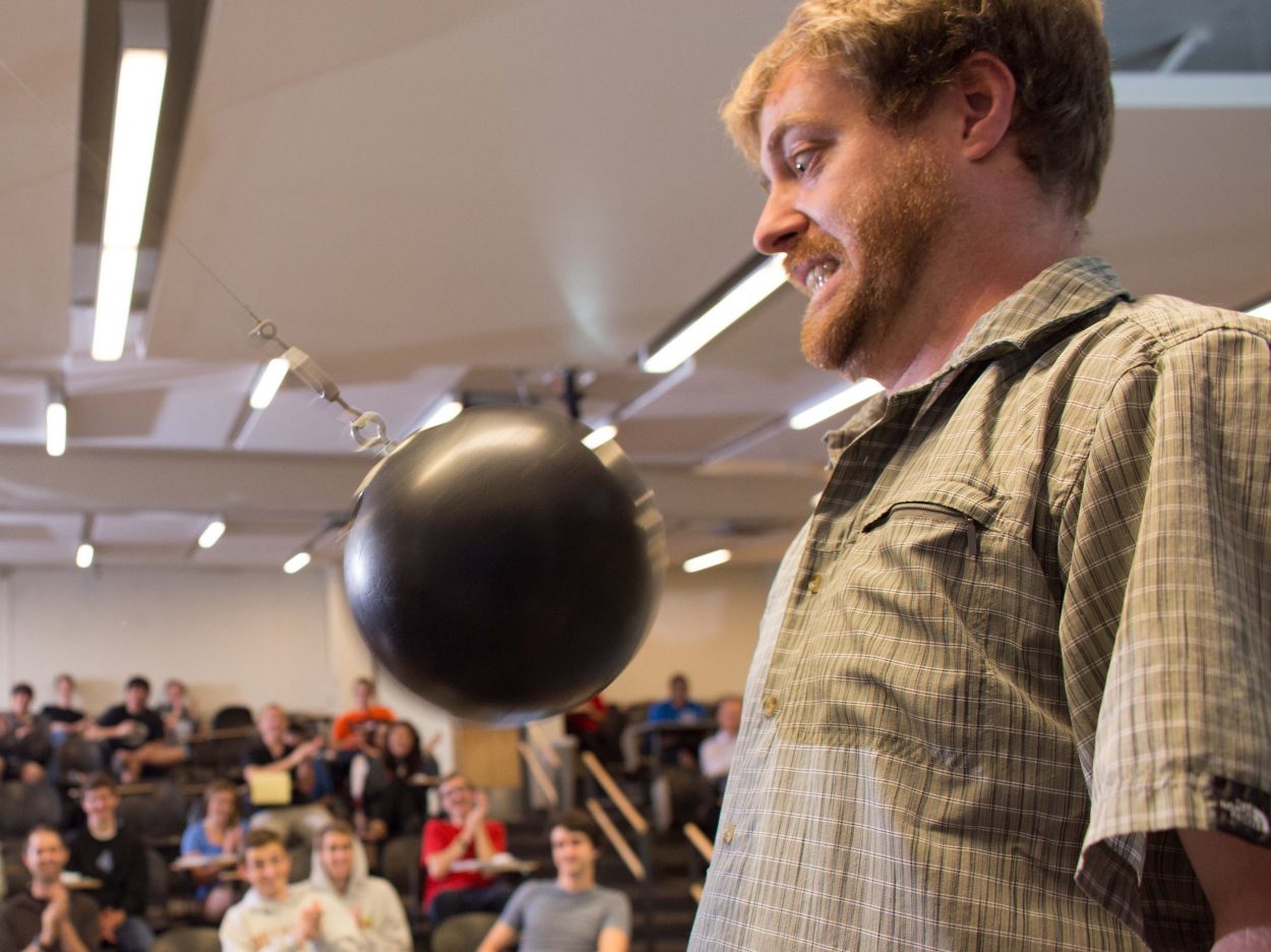 Walsh_Bowling_ball_pendulum – Terra Magazine